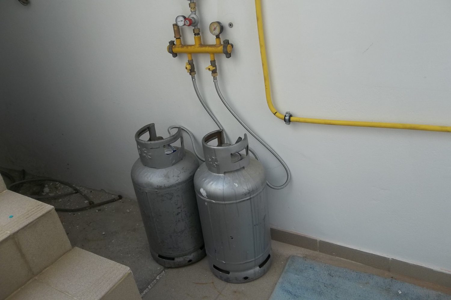 Εγκατάσταση δύο φιαλών υγραερίου σε εξωτερικό χώρο σε κατοικία στην ...