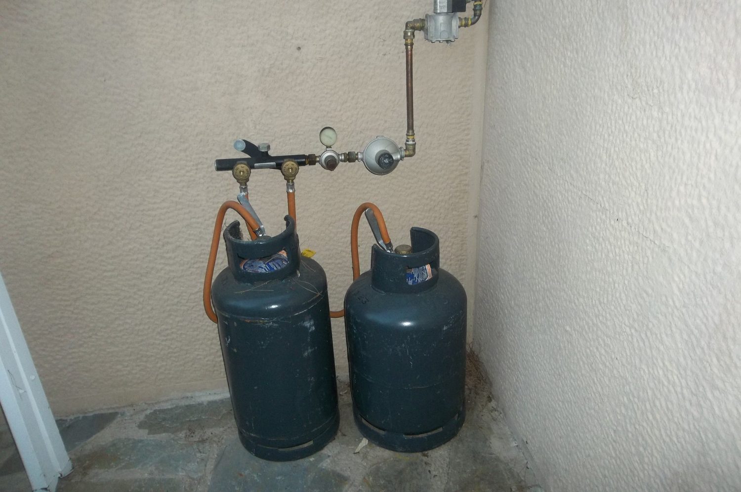 Εγκατάσταση δύο φιαλών υγραερίου σε εξωτερικό χώρο σε κατοικία στo Π ...